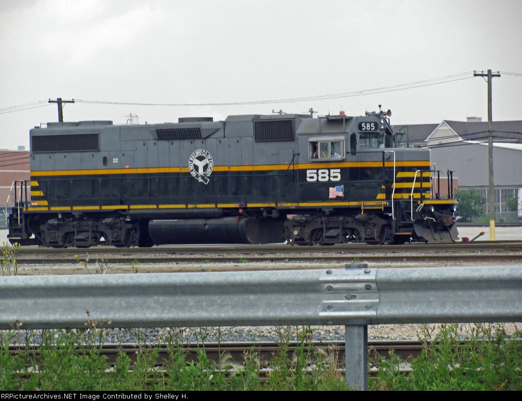 BRC 585 doing some switching in a yard